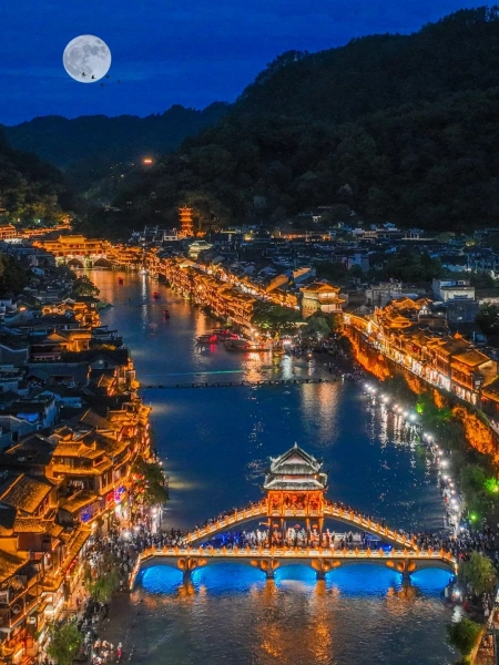 Fenghuang Ancient Town Travel Guide 2026: Top Attractions, History ...
