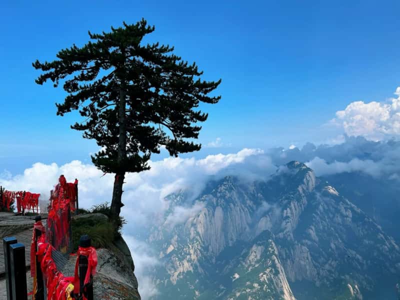 Mount Huashan Hiking Guide 2026: Routes, Scenic Peaks & Travel Tips