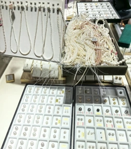 Hongqiao Pearl Market Beijing 2026: Best Shopping & Bargaining Guide