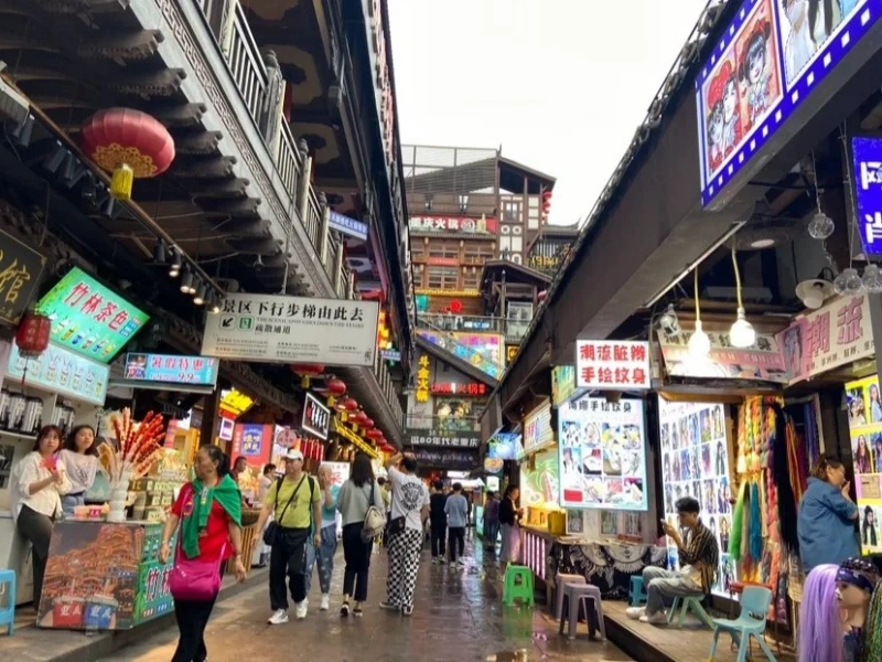 Explore Hongya Cave in Chongqing: Attractions and Travel Tips