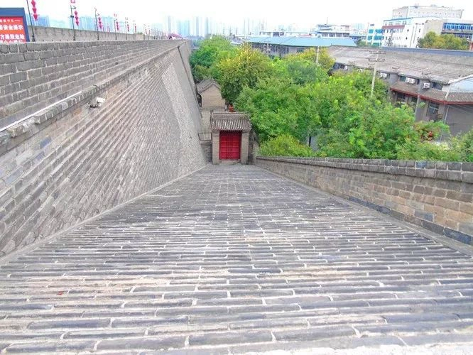 Xi’an City Wall Travel Guide 2026: History, Attractions & Tips