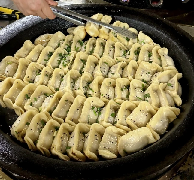 Shanghai Food Guide (2026): Top Dishes & Dining Streets